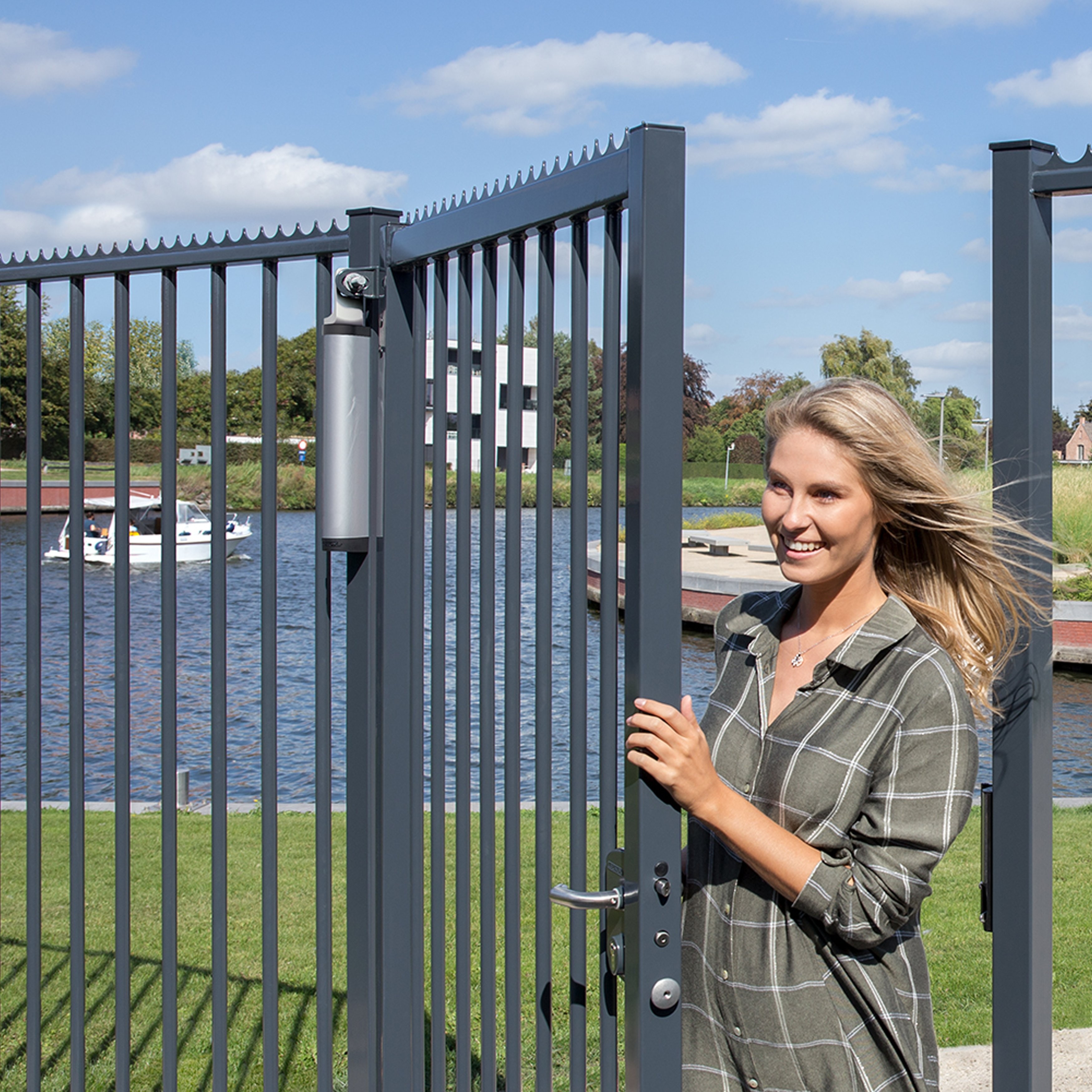 Locinox Rhino Elegant 180° Gate Closer with Direct Hinge Connection ...